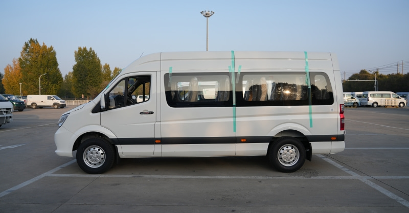 Foton Toano 18 Seater White Minibus: High Roof Cummins Diesel Van